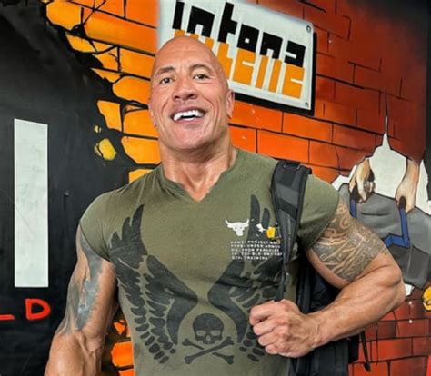 La Roca Le Regala Botella De Tequila A Andrea Legarreta