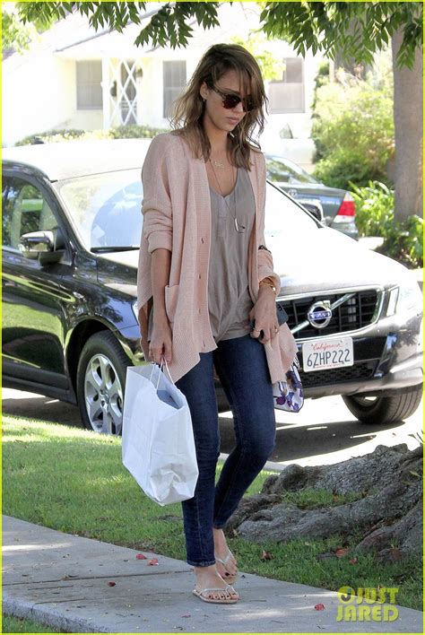 Jessica Alba Treats Herself Before Her Flight Out Of Town Photo 2967548 Jessica Alba Photos