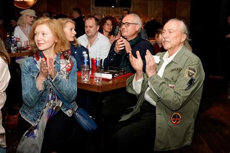 Десетки музиканти станаха зрители на представянето на книгата на Кирил Маричков Галерия