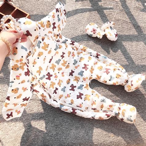 秋冬婴儿连体羽绒服轻薄男童装女宝宝加厚冬季外出抱服包脚爬爬服虎窝淘