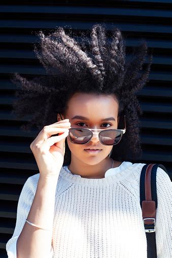 젊은 예쁜 아프리카 소녀 포즈 명랑 한 에 도시 배경 라이프 스타일 야외 사람들 개념 거리에 대한 스톡 사진 및 기타 이미지 거리 긍정적인 감정 표현 데님 Istock