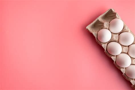 분홍색 부엌 테이블 플랫 레이에 환경 친화적 인 종이 트레이에 흰색 닭 계란 0명에 대한 스톡 사진 및 기타 이미지 0명