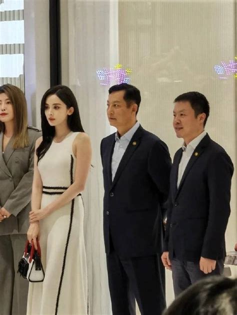 娜扎穿白裙秀发披肩超甜美 生图无滤镜被赞盛世美颜新浪图片