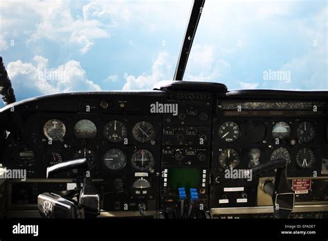 Tableau De Bord De Pilotage De Lavion Et De Voir Le Ciel Banque D