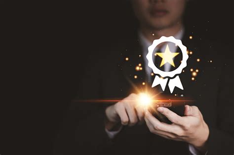 사업가 고객 리뷰 스마트 폰으로 별 고객 서비스 평가 및 만족도 최고의 서비스 Iso 인증 보증 품질 보증 표준 개념 감정에