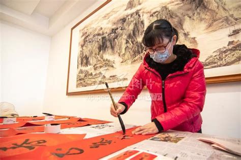 重庆：坚守岗位 一起过年 人民图片网