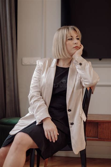 Retrato De Una Mujer De Negocios Mediana Bien Cuidada Sentada En La