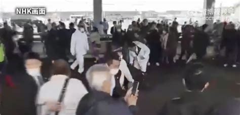 投掷物距岸田文雄只有一米！目击者颤抖发声：想起安倍遇刺！24岁嫌疑人对警方审讯保持沉默：要等律师来 每经网