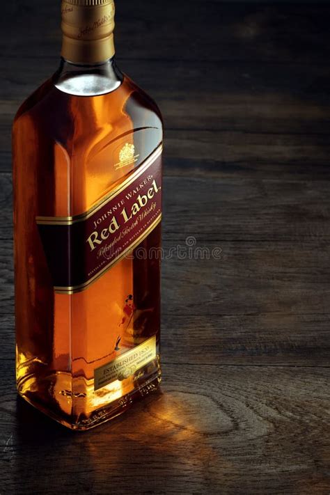 Johnnie Walker Red Label Misturou O U Sque Isolado No Fundo Da Cor