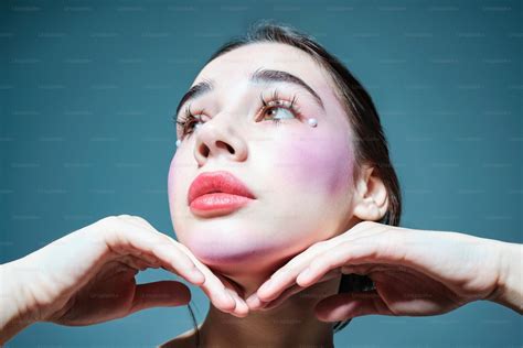 Foto Una Mujer Con Las Manos En La Cara Resplandor Imagen En Unsplash