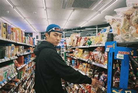 男星手滑「上傳裸照」急刪！網放大照片嚇傻：一片茂密黑森林 娛樂星聞