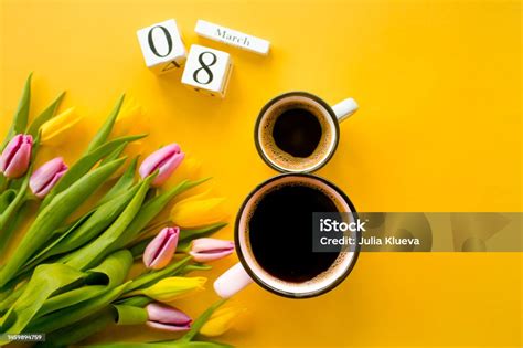 배너숫자 8 모양의 뜨거운 모닝 커피 두 잔과 밝은 노란색 배경에 노란색 라일락 튤립 꽃다발 위에서 본 모습 텍스트 공간을 복사합니다 휴일의 개념 0명에 대한 스톡 사진 및