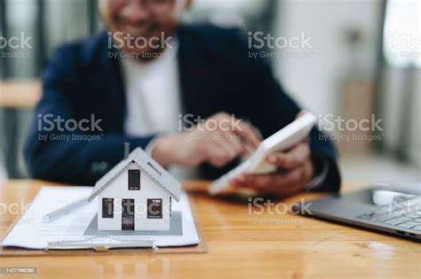 보증 모기지 계약 계약 서명 주택 가격 계산기를 사용하여 부동산 투자 위험을 평가하는 동안 웃는 얼굴을 보여주는 남자의 초상화