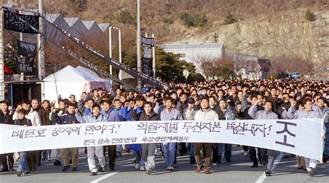 배달호 열사 분신자결한 20년 전 오늘 임시국회 열리는 오늘 국회 문턱 앞에 걸려있는 노조법 2·3조 개정