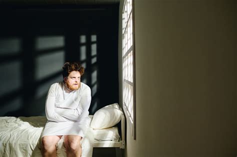 구속복을 입고 침대에 앉아 있는 정신 병원의 젊은 미친 남성 환자 러시아에 대한 스톡 사진 및 기타 이미지 러시아 정신이상