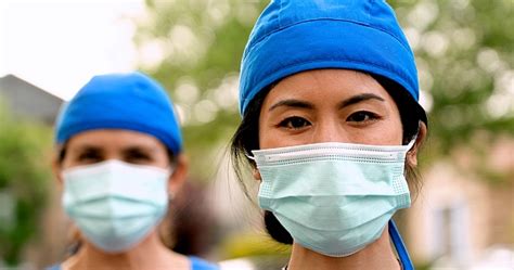 보호 얼굴 마스크를 착용 하는 미소 아시아와 백인 의료 노동자 일선 작업자에 대한 스톡 사진 및 기타 이미지 일선 작업자