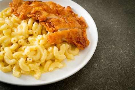 Premium Photo Homemade Mac And Cheese With Fried Chicken