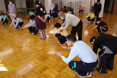 千葉光の村授産園 10月21日 紙器クラスとパンクラスの親子一日研修が行われました。紙器クラスでは作業の様子、体操