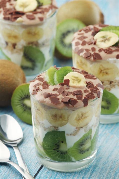 Postres A La Carta Con Bananas Kiwi Y Yogur Imagen De Archivo Imagen