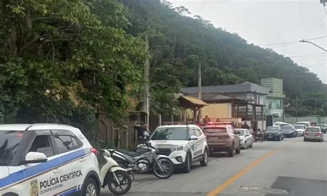 Filho encontra mãe e padrasto mortos amarrados e amordaçados aos