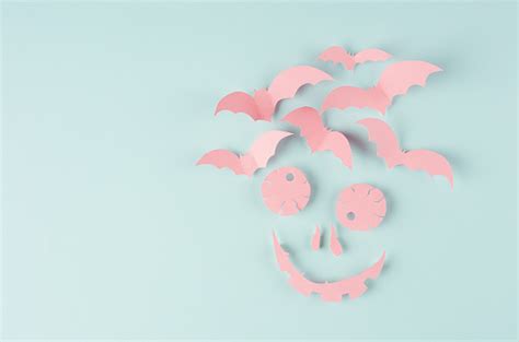 부드러운 빛 파스텔 민트 Backround에 잘라 종이의 박쥐와 끔찍한 무서운 핑크 얼굴 재미 있는 할로윈 현대 컨셉 아트 배경