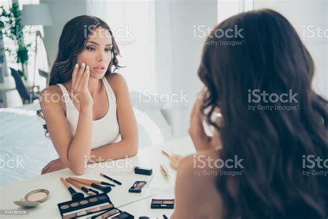 멋진 보이는 세련 된 달콤한 부드러운 매력적인 사랑 스러운 멋진 매력적인 귀여운 여성 단정 한 물결 머리 레이디 적용 얼굴 크림