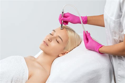 미용실에서 미용실에서 아름다운 소녀의 얼굴 피부의 미세 피부 절차를 만드는 미용사 미용학과 전문 스킨 케어 18 19세에 대한