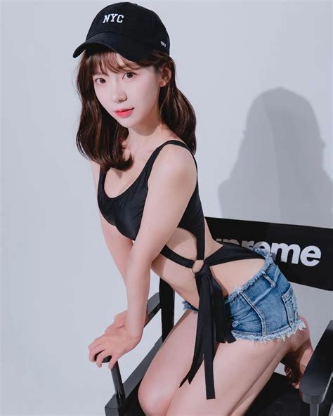 有丰满上围和光滑美腿的李素英！ 哔哩哔哩