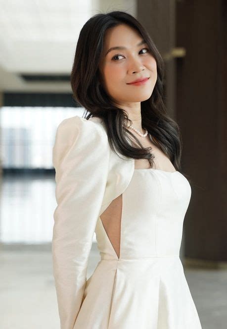 Ghim trên Tuyết Lê