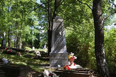 Olsztyn Cmentarz kapliczka i stary kościół pw Matki Boskiej