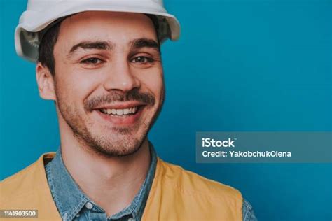 헬멧 및 파란색 배경에 조끼를 입고 행복 한 남자의 자른 사진 검사자에 대한 스톡 사진 및 기타 이미지 검사자 공사장 감독 그루터기 얼굴부위 털 Istock