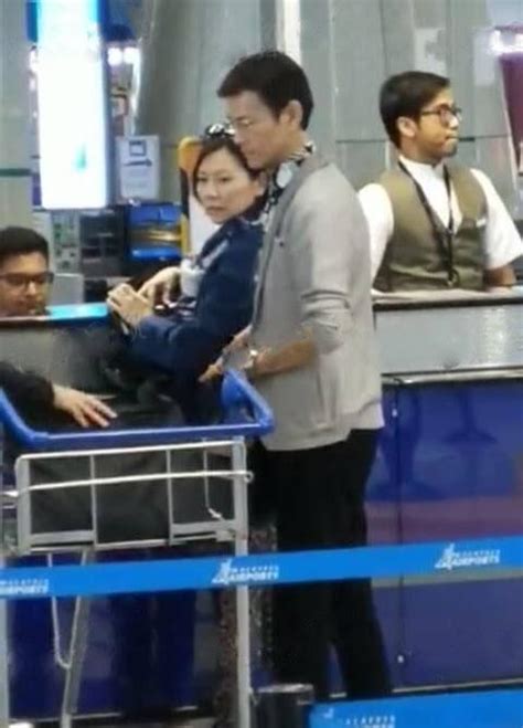 71岁郑少秋携妻子官晶华亮相，网友：妻子也吃了不老仙丹 每日头条