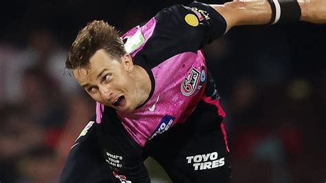 Watch The Bizarre Moment England Cricketer And New Rcb Player Tom Curran Runs At Full Speed