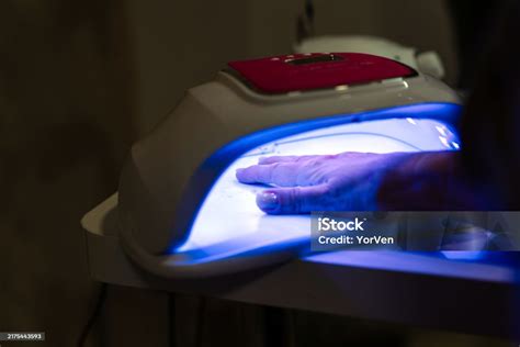 매니큐어 과정 중 Uv 램프 젤 광택을 가진 여자 손의 근접 촬영 55 59세에 대한 스톡 사진 및 기타 이미지 55 59세 가리기 개인 장식품 Istock
