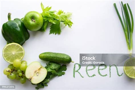 G는 녹색을 의미합니다 G문자는 오이 파 피망 실란트로 셀러리 사과 포도 라임 등 녹색 채소와 과일이 줄지어 있습니다 녹색 단어와 세계 0명에 대한 스톡 사진 및 기타