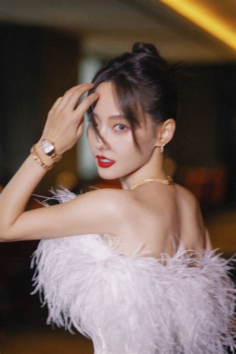 张嘉倪羽毛抹胸裙造型唯美动人 回眸甜笑美背光滑 搜狐大视野 搜狐新闻