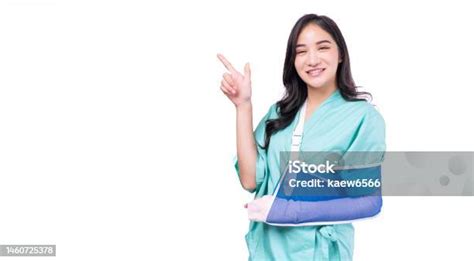 부상당한 아시아 여성은 흰색 배경에 복사 공간을 가리키는 고통스러운 사용 손가락을 착용합니다 상처 흥분 부상 여성 정형 외과 부러진 팔 부목 손 사고 이상 고립 광고 보험