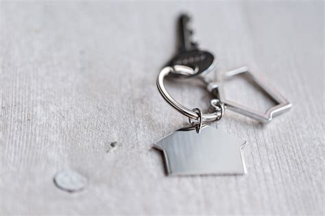 집 키 고 나무 보드에 가정 거짓말의 형태로 키체인 부동산 모기지 홈 이동 하거나 재산을 임대에 대 한 개념 가정 생활에 대한
