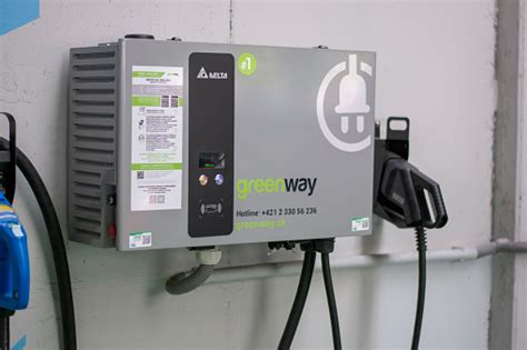 Ev 충전소 또는 전기 자동차 공급 장비가 쇼핑몰에 공공 용도로 배치됩니다 0명에 대한 스톡 사진 및 기타 이미지 0명 교통수단 급유 Istock