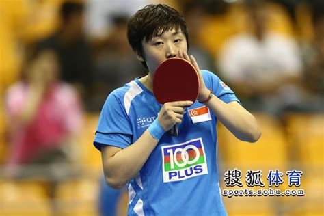 图文：女乒世界杯小组赛焦点 冯天薇为球拍吹气 搜狐体育