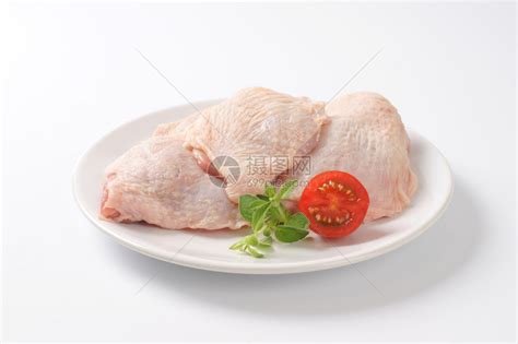 白盘上的生鸡腿高清图片下载 正版图片502748495 摄图网