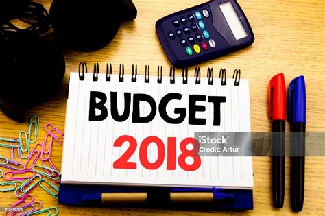 개념적 손을 보여주는 예산 2018 텍스트 캡션 작성입니다 가계 예산 회계 노트북 커피와 사무실에서 나무 배경에 노트북 책에