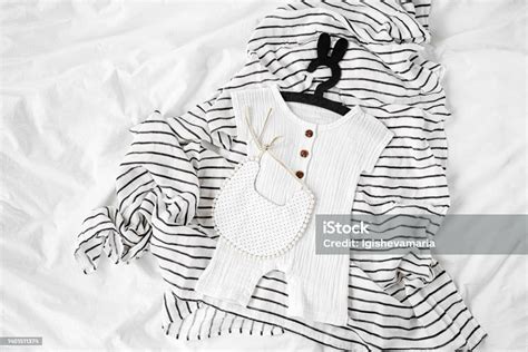 줄무늬 담요에 흰색 장난꾸러기와 턱받이 침대에서 여름을위한 어린이 옷과 액세서리 세트 패션 아이 복장 플랫 레이 상단 뷰 0명에 대한 스톡 사진 및 기타 이미지 Istock