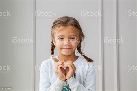 손 심장 제스처를 보여주는 귀여운 어린 소녀의 초상화 몸언어를 만드는 달콤한 소중한 아이 사랑 긍정적 인 느낌과 감정 개념에 대한 스톡 사진 및 기타 이미지 Istock