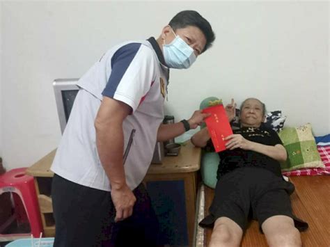 陸軍孫姓上兵母親罹患重症，高雄市軍人服務站站長吳俊一親往家中慰問 民生頭條