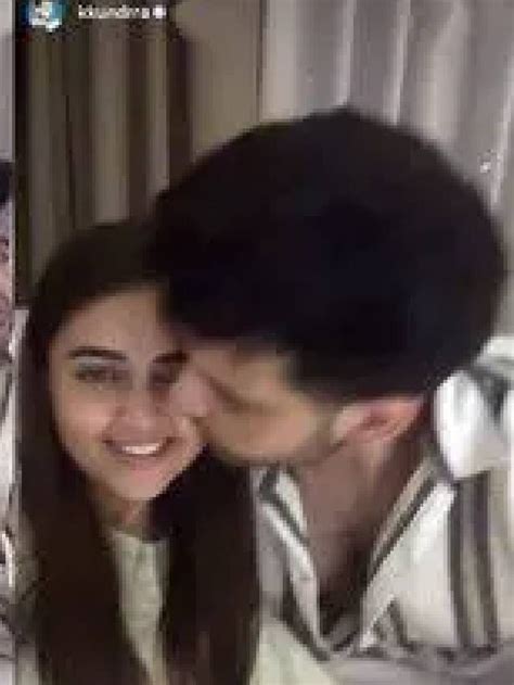 आठ वर्ष लहान अभिनेत्रीला करतोय ‘हा अभिनेता डेट थेट कॅमेऱ्यासमोरच किस