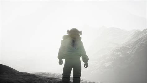 Vídeo de arquivo Premium Astronauta noutro planeta poeira e nevoeiro