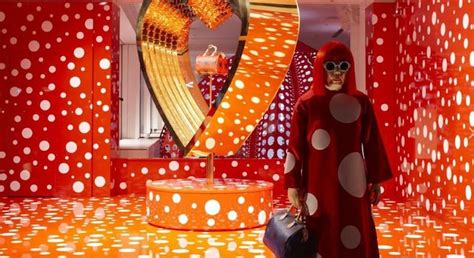 Un Robot De Yayoi Kusama Pinta La Vidriera De Louis Vuitton En Nueva