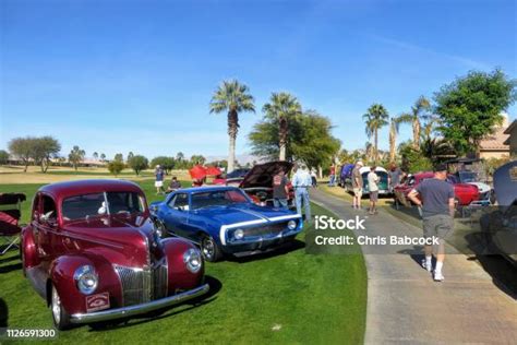 클래식 핫 로드 및 특별 관심 차의 행 감탄 자선 자동차 쇼에서 사람들이 골프 코스에서 주차 Car Show에 대한 스톡 사진
