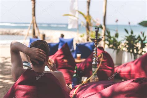 Hombre Fumando Narguile En Un Restaurante Junto A La Playa Junto Al Mar